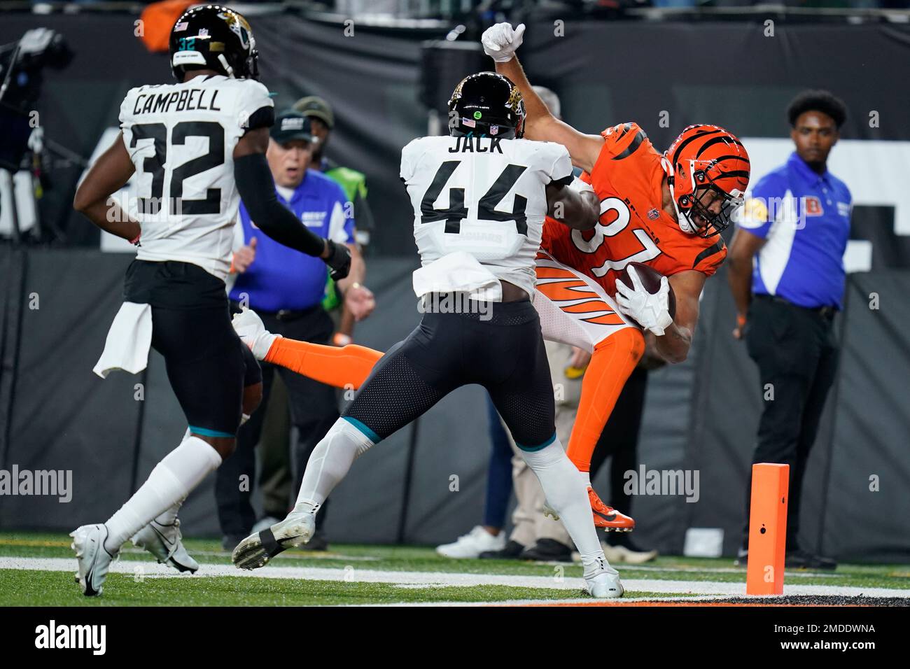 Cincinnati Bengals' C.J. Uzomah (87) goes in for a touchdown against ...