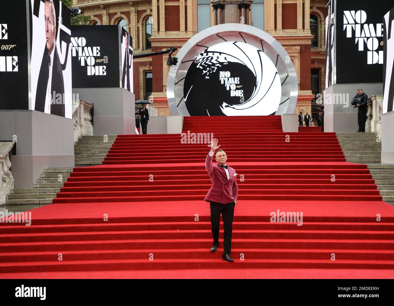 Daniel Craig poses for photographers upon arrival for the World ...