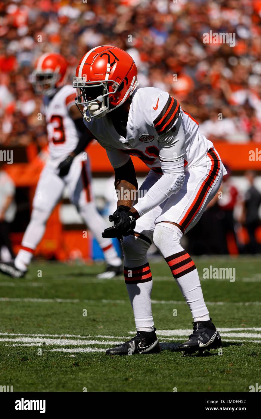 Cleveland Browns cornerback Denzel Ward (21) lines up for play during ...