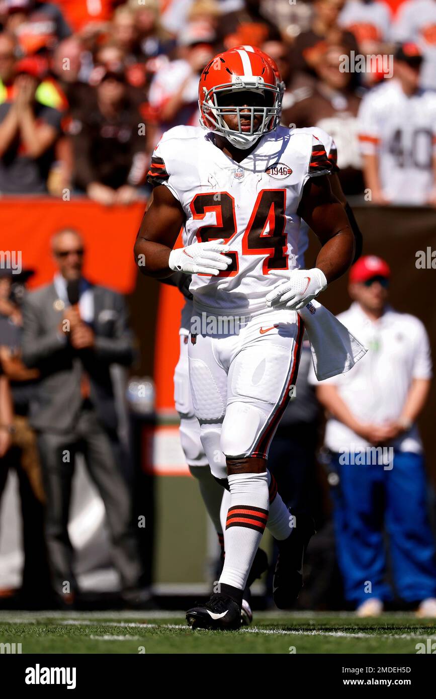Cleveland Browns running back Nick Chubb (24) runs onto the field ...