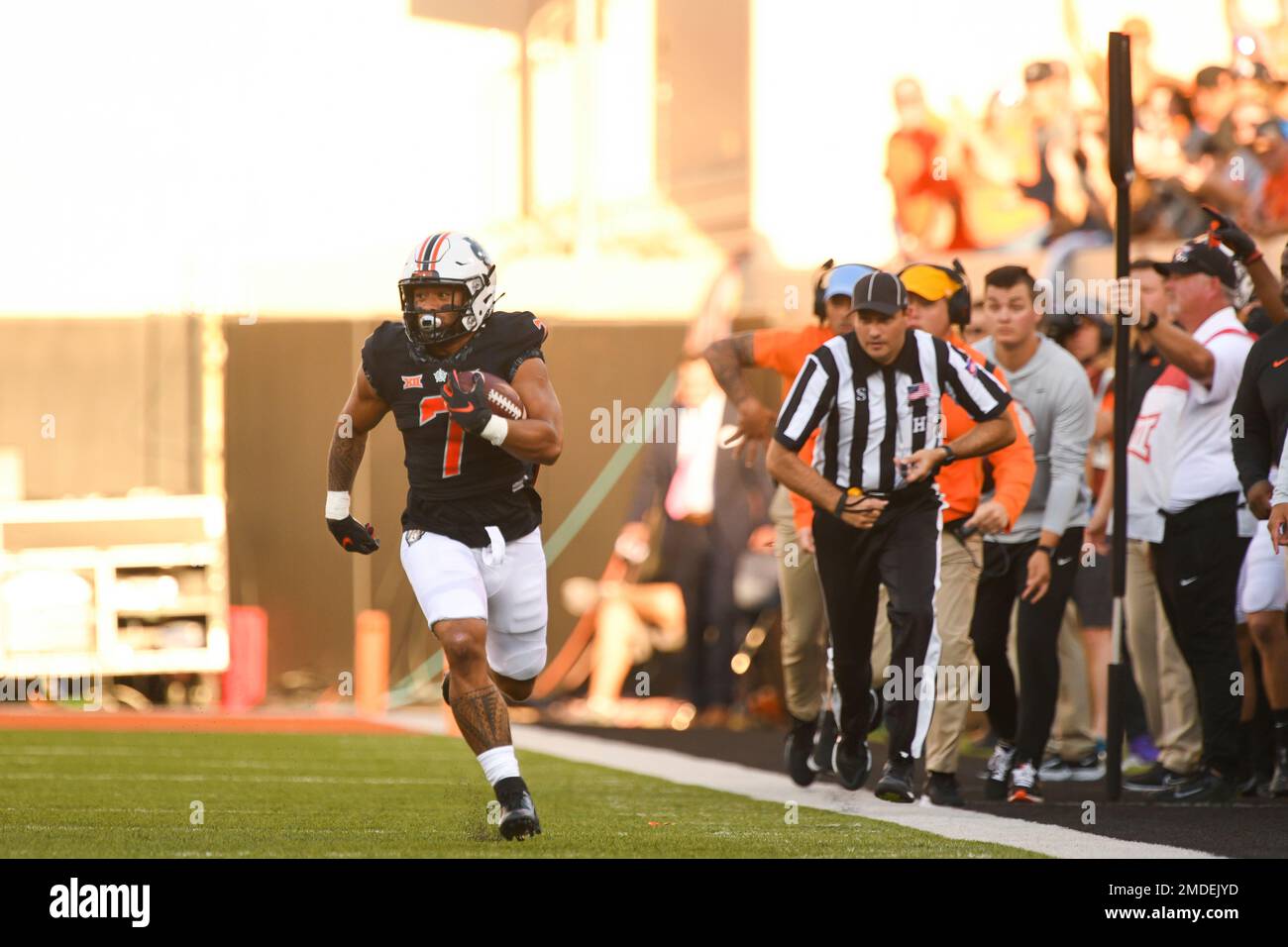 Oklahoma State running back Jaylen Warren (7) runs the ball during an ...