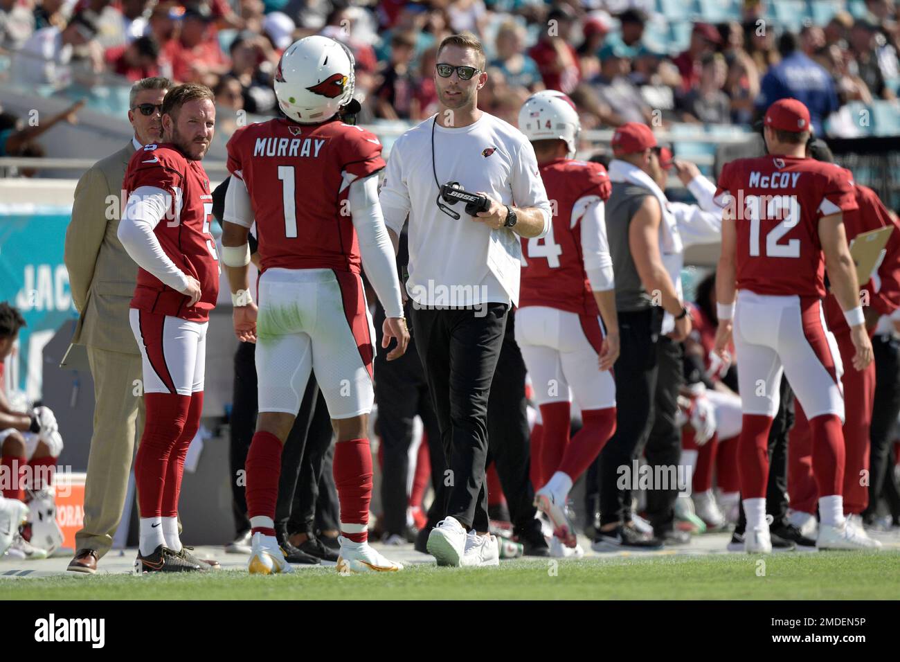 Arizona Cardinals head coach Kliff Kingsbury, center, talks with ...