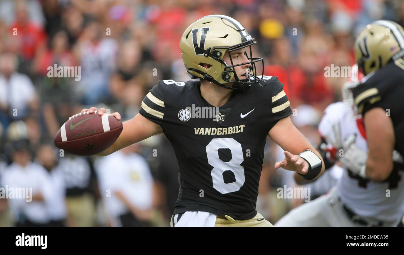Vanderbilt quarterback Ken Seals (8) passes against Georgia during an ...