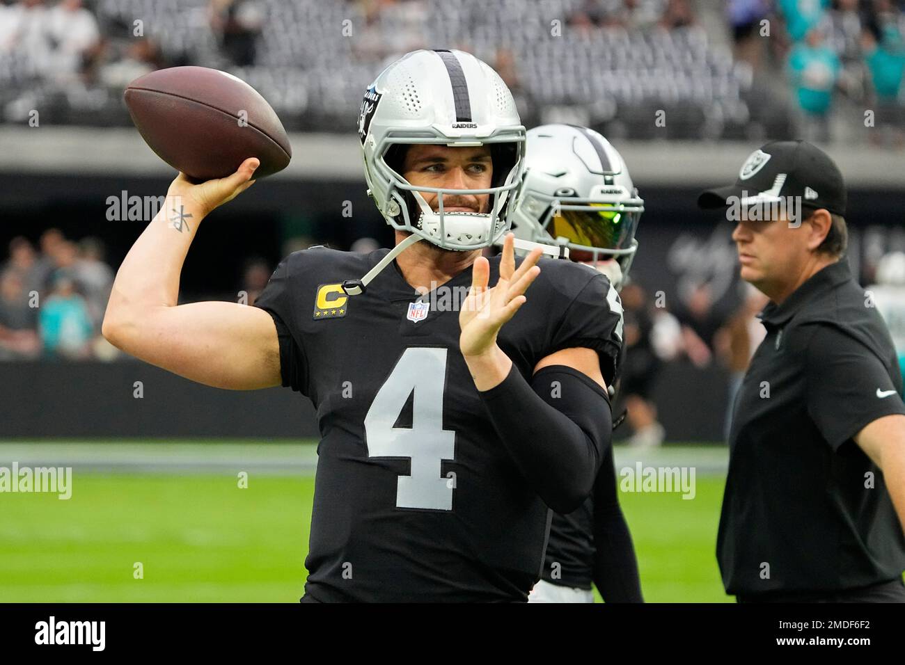 Las Vegas Raiders quarterback Derek Carr (4) warms up before an NFL ...