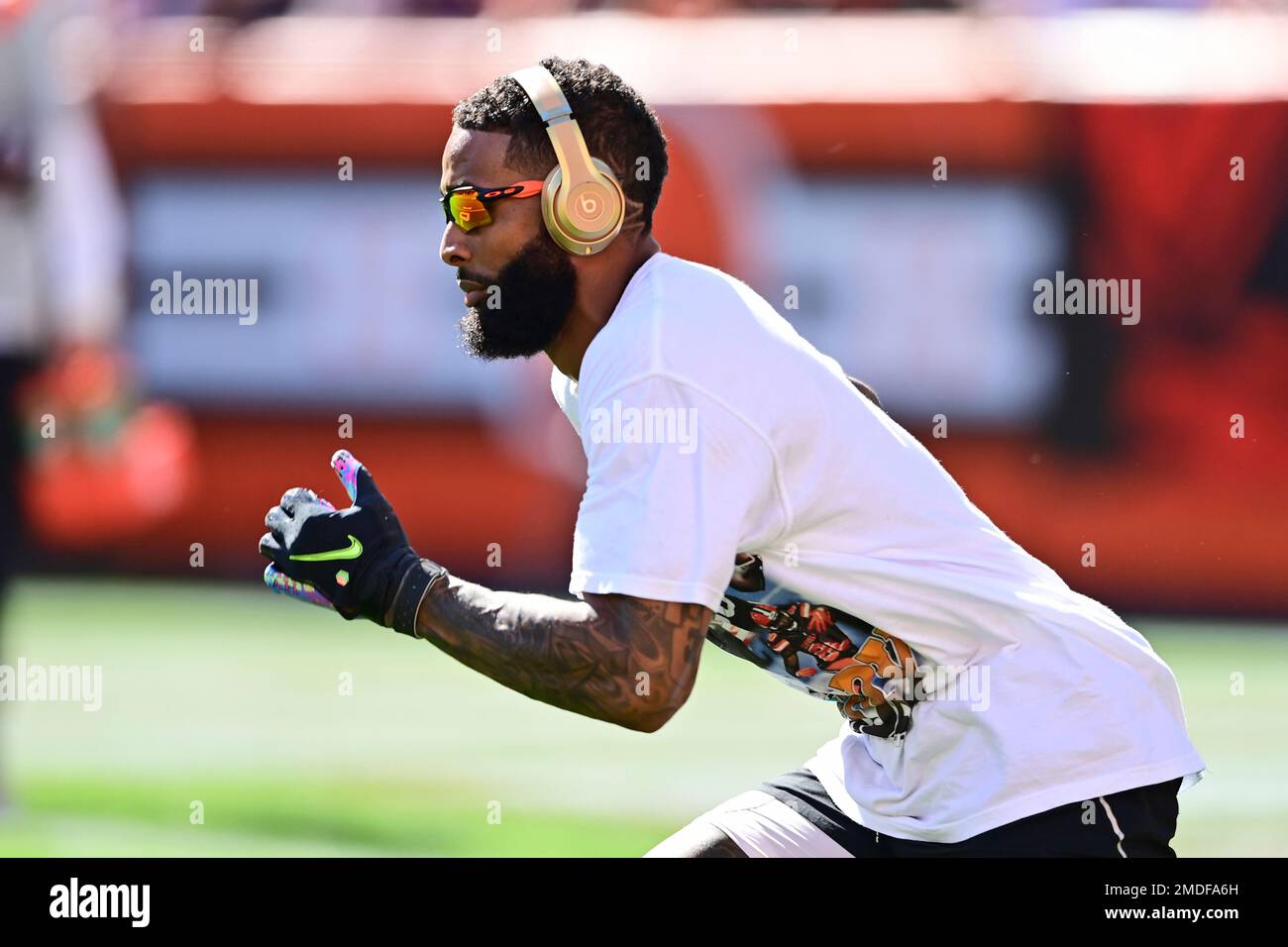 Cleveland Browns wide receiver Odell Beckham Jr. warms up before an NFL ...