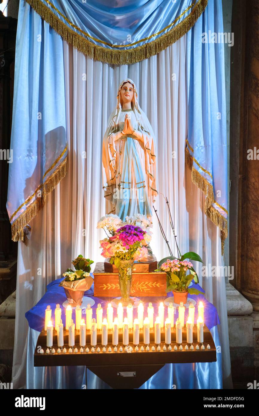 Virgin mary praying icon hi-res stock photography and images - Alamy