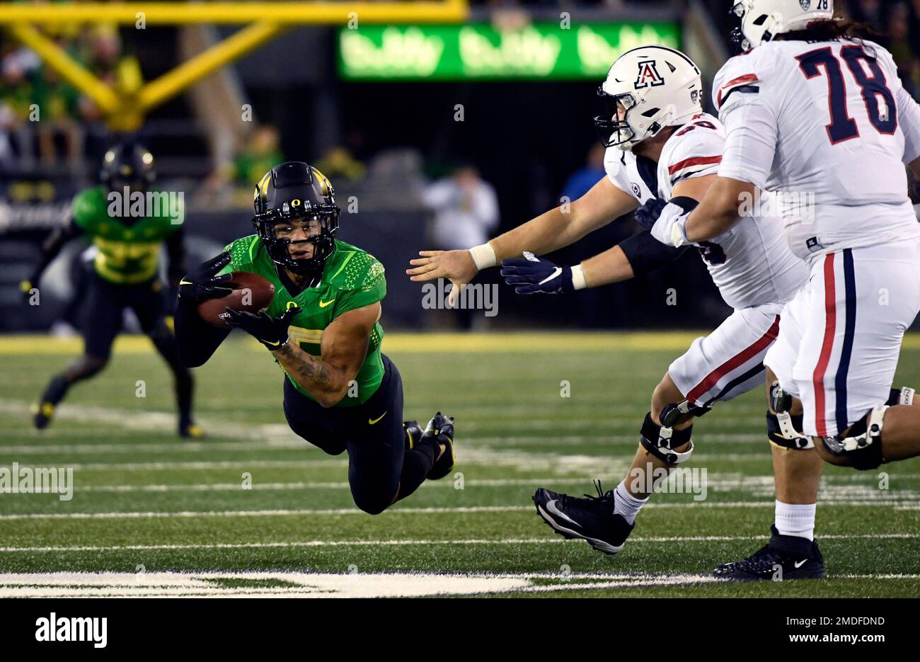 Oregon safety Bennett Williams (15) dives to make an interception in ...