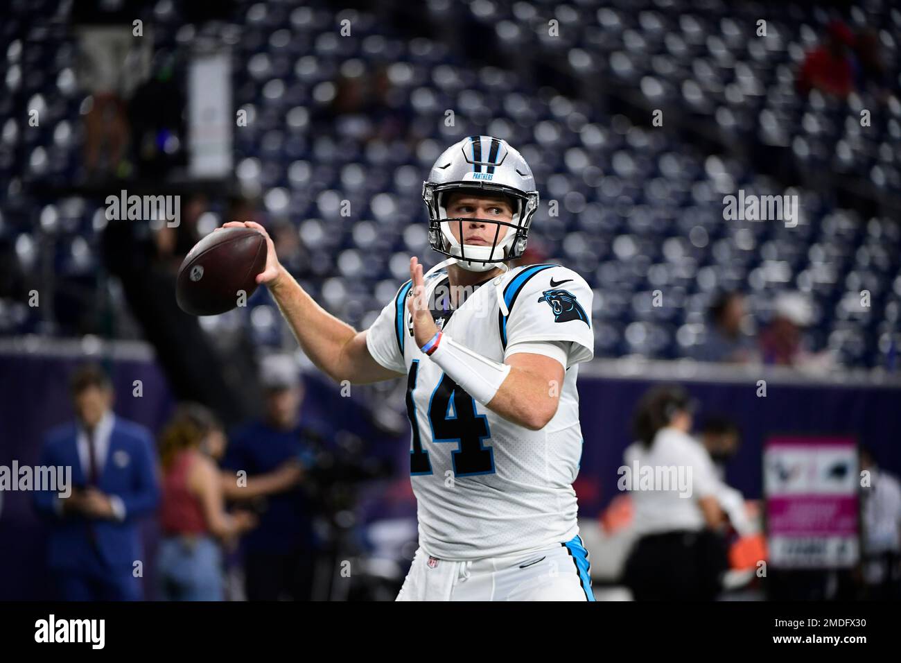 Carolina Panthers quarterback Sam Darnold warms up before an NFL ...