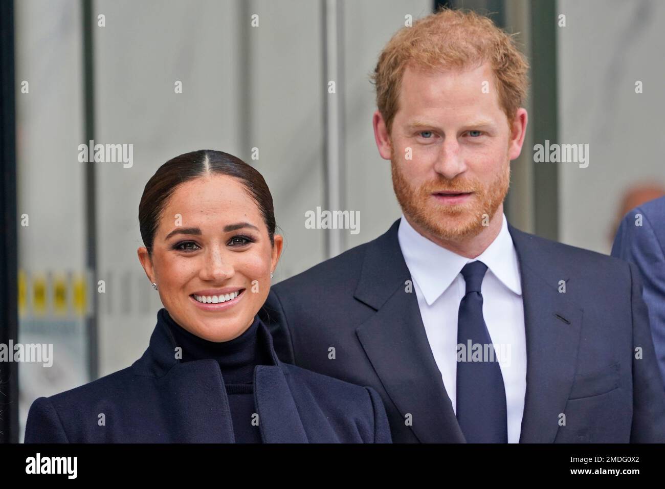 Meghan Markle and Prince Harry pose for pictures after visiting the ...