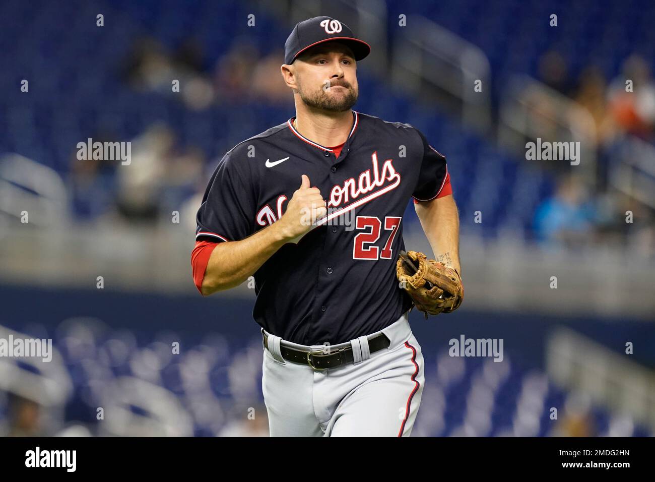 Washington Nationals shortstop Jordy Mercer (27) runs to the dugout ...