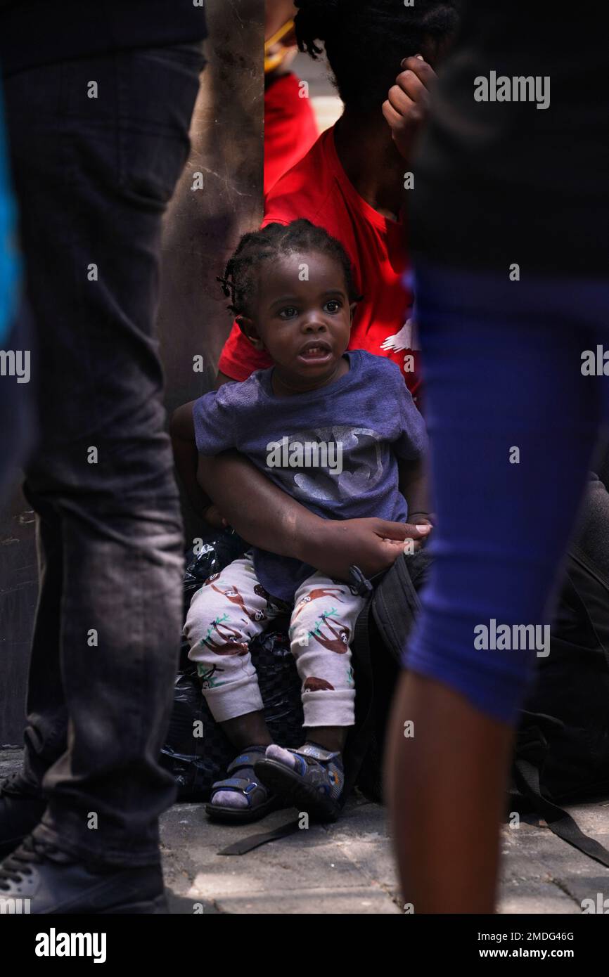 Haitian migrant children arrive with their parents at the Mexican ...