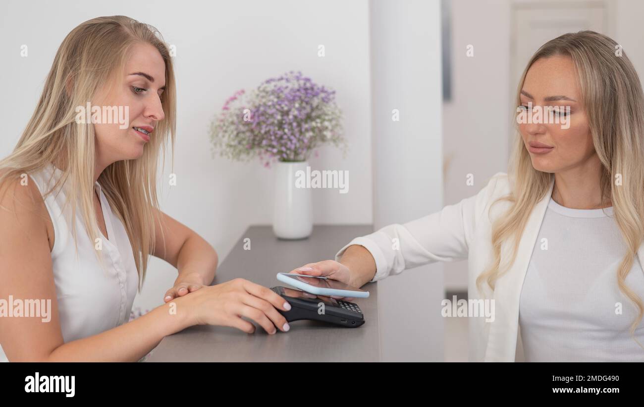 Woman pays using contactless hi-res stock photography and images - Alamy