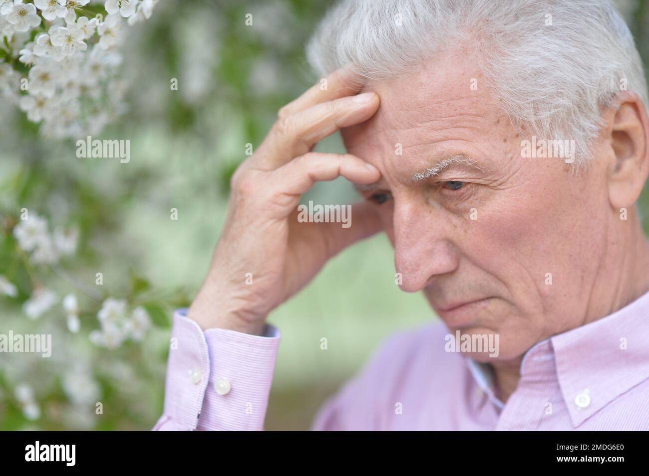 Thinking old man hi-res stock photography and images - Alamy