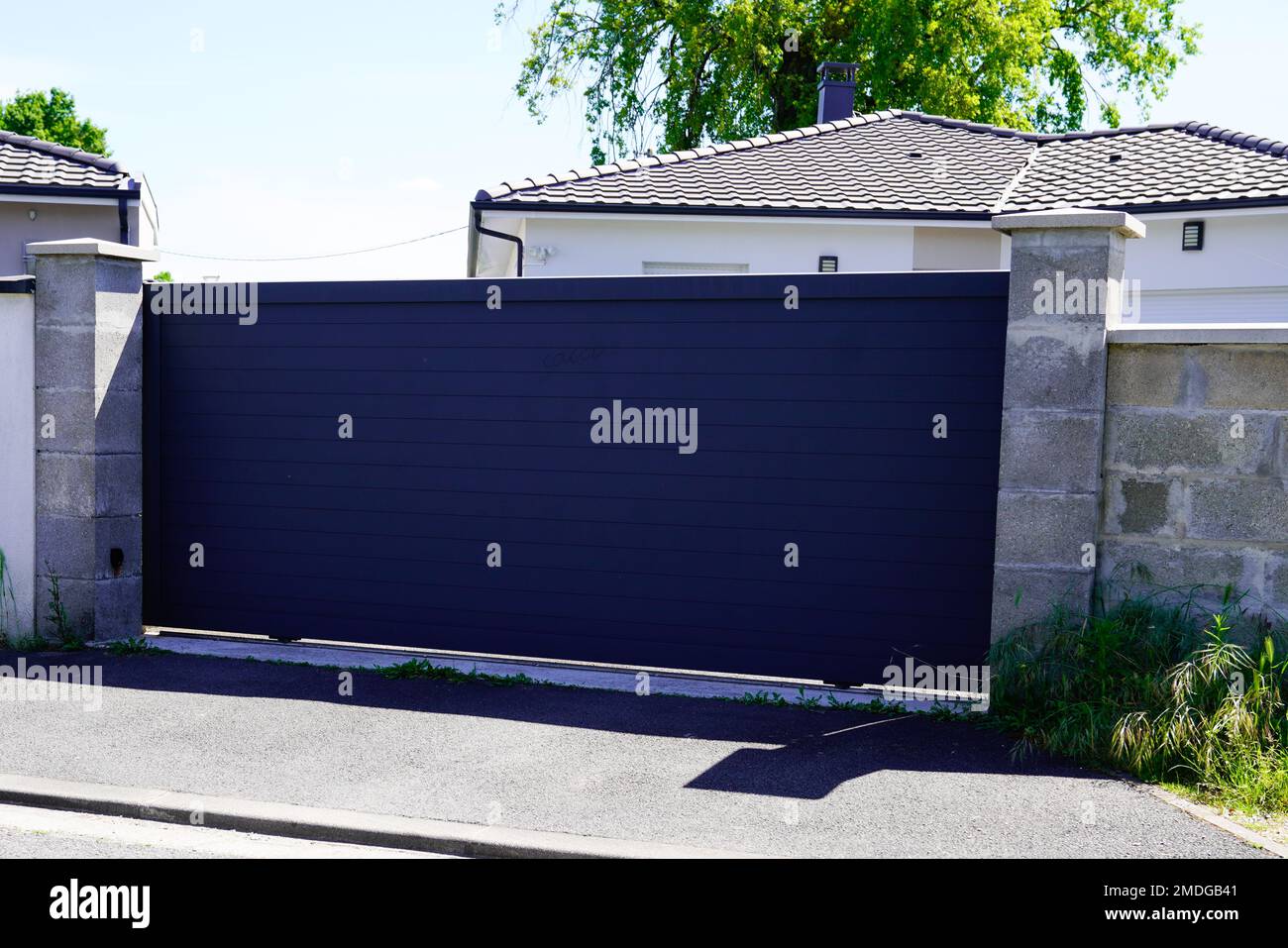 modern grey gate aluminum portal home gate Stock Photo - Alamy