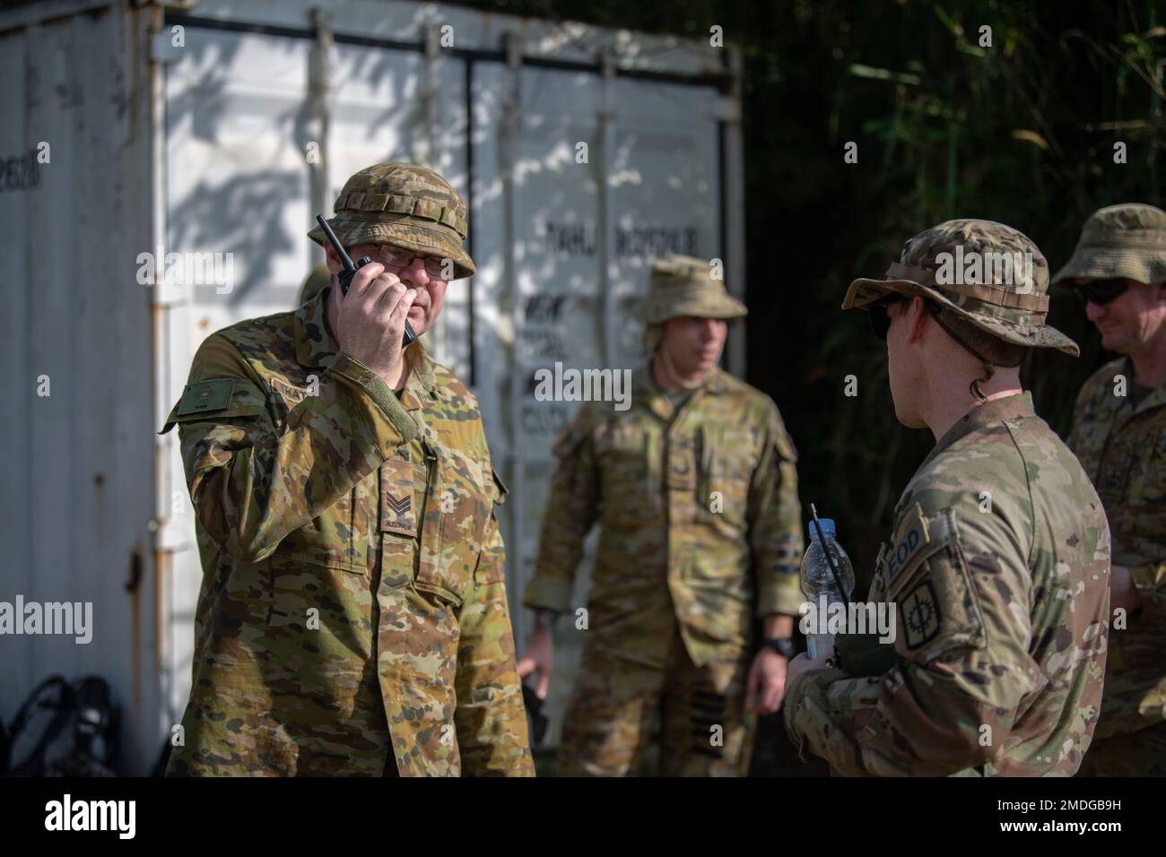 U.S. and Australian Army explosive ordnance disposal (EOD) soldiers ...