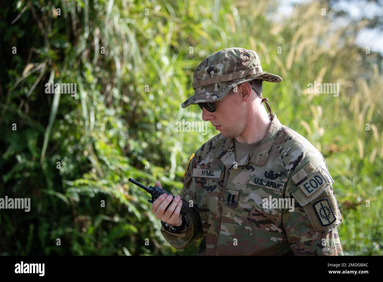 U.S. and Australian Army explosive ordnance disposal (EOD) soldiers ...