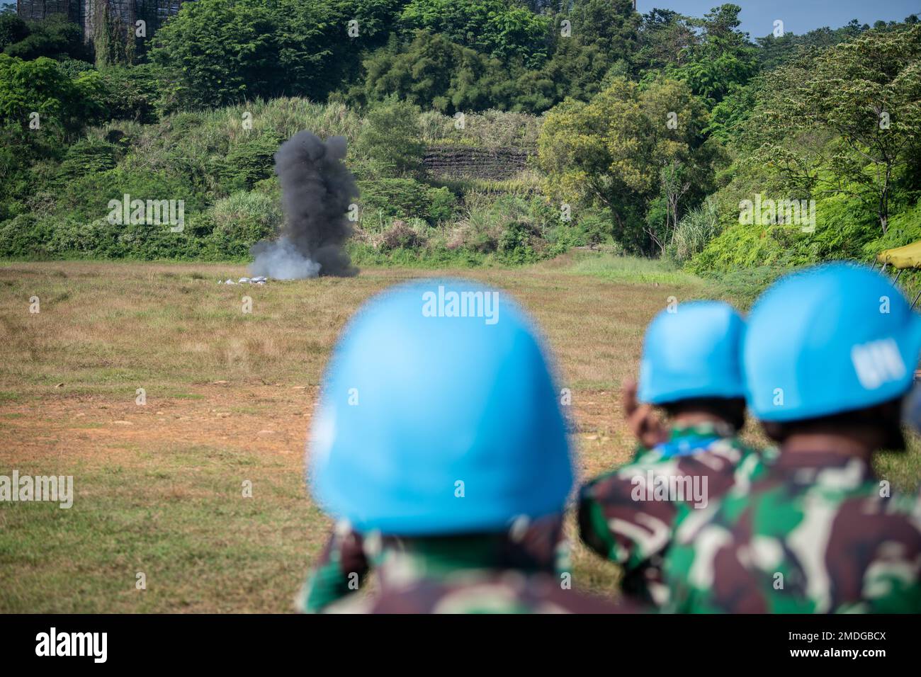 U.S. and Australian Army explosive ordnance disposal (EOD) soldiers ...