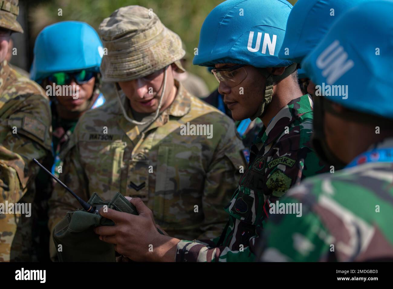 U.S. and Australian Army explosive ordnance disposal (EOD) soldiers ...