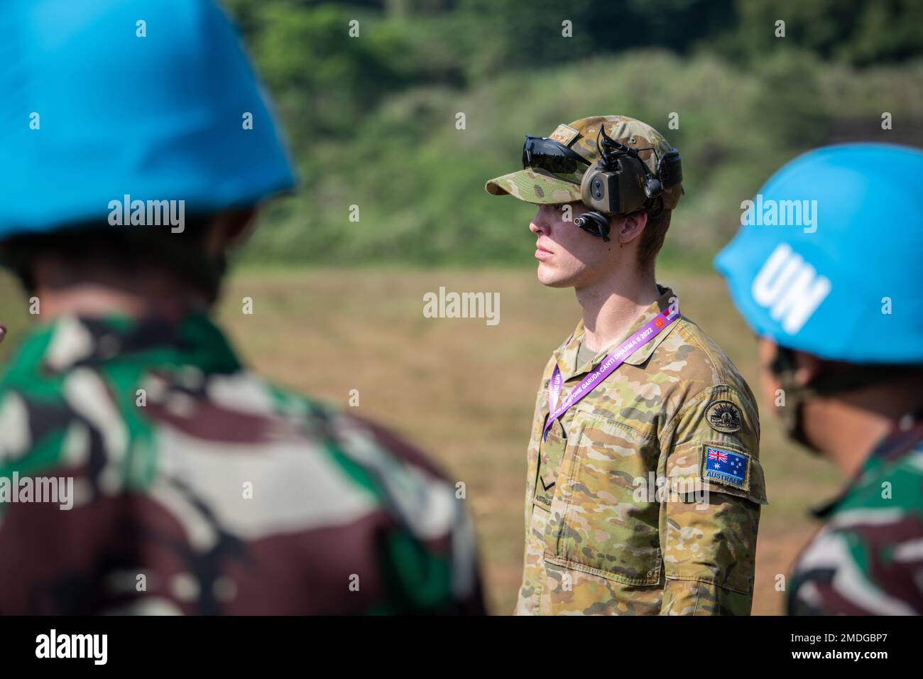 U.S. and Australian Army explosive ordnance disposal (EOD) soldiers ...