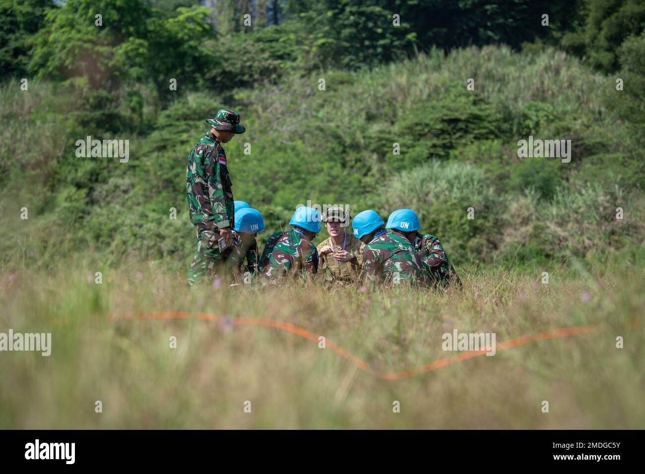 U.S. and Australian Army explosive ordnance disposal (EOD) soldiers ...