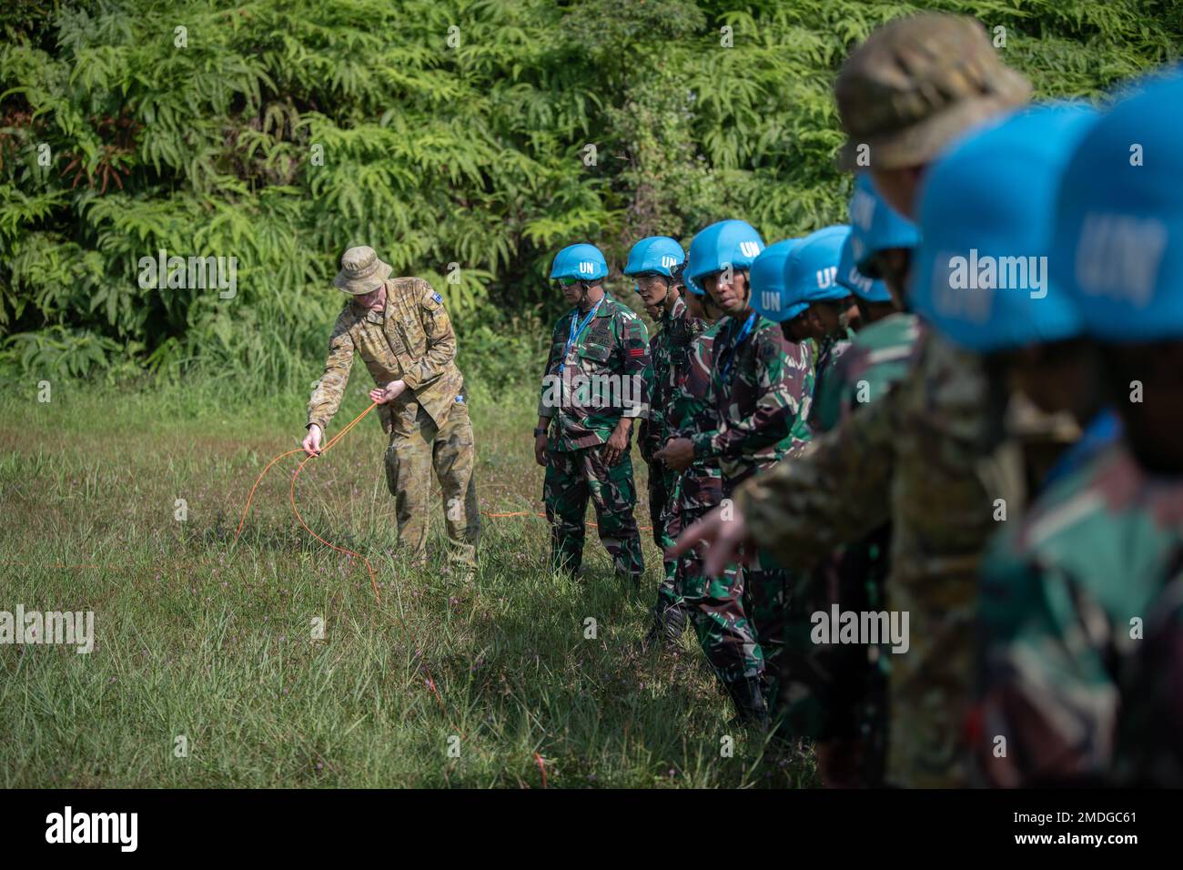 U.S. and Australian Army explosive ordnance disposal (EOD) soldiers ...
