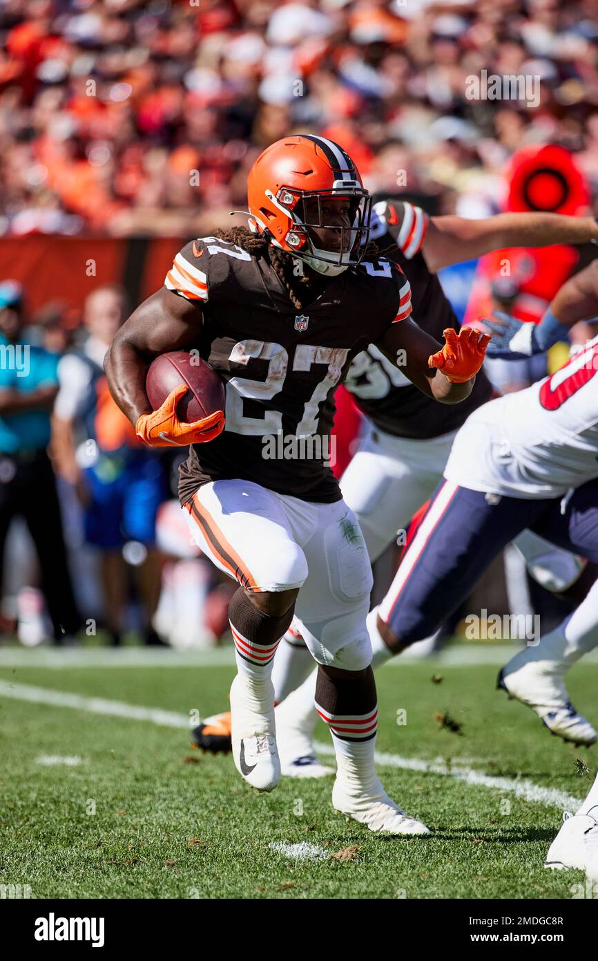 Cleveland Browns running back Kareem Hunt (27) rushes against the ...