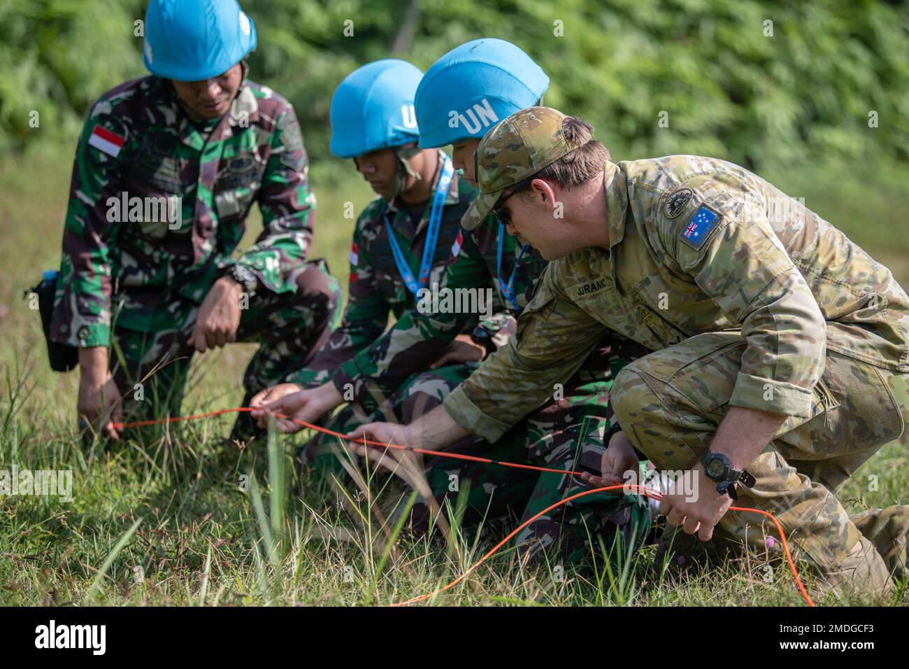 U.S. and Australian Army explosive ordnance disposal (EOD) soldiers ...