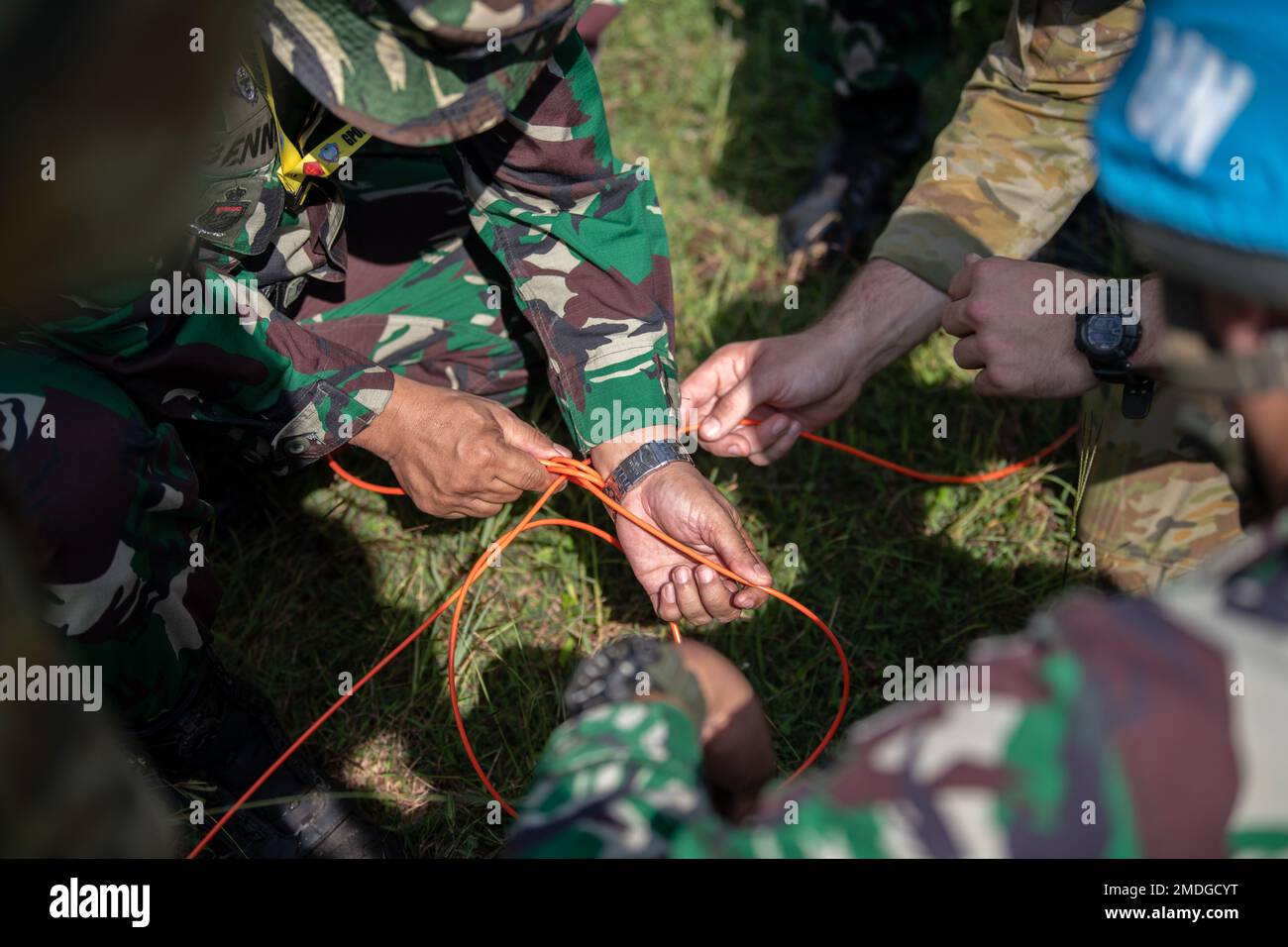 U.S. and Australian Army explosive ordnance disposal (EOD) soldiers ...