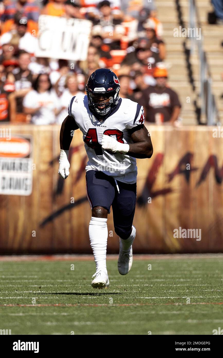 Houston Texans linebacker Neville Hewitt (43) runs up the field during ...