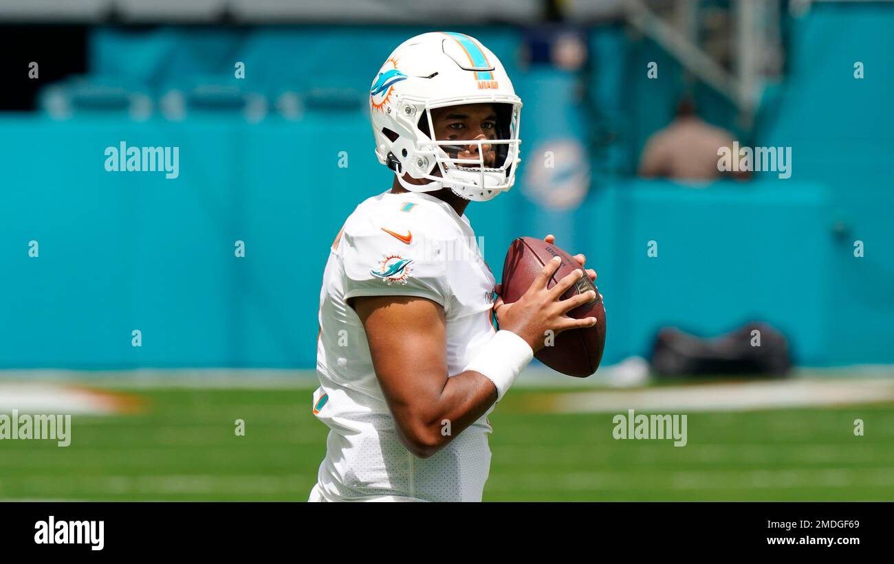 Miami Dolphins quarterback Tua Tagovailoa (1) warms before an NFL ...