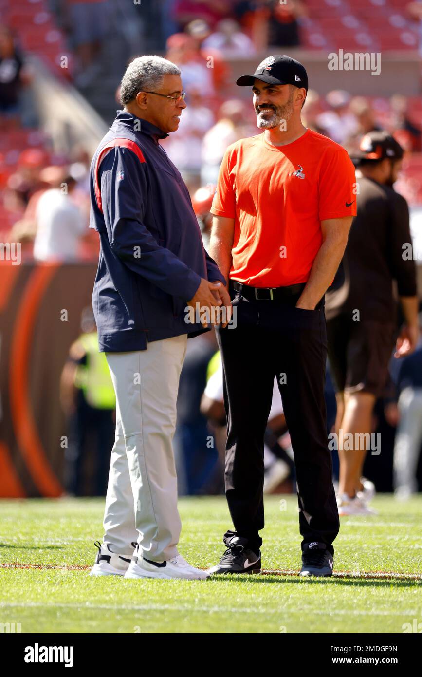 Houston Texans head coach David Culley (left) talks with Cleveland ...