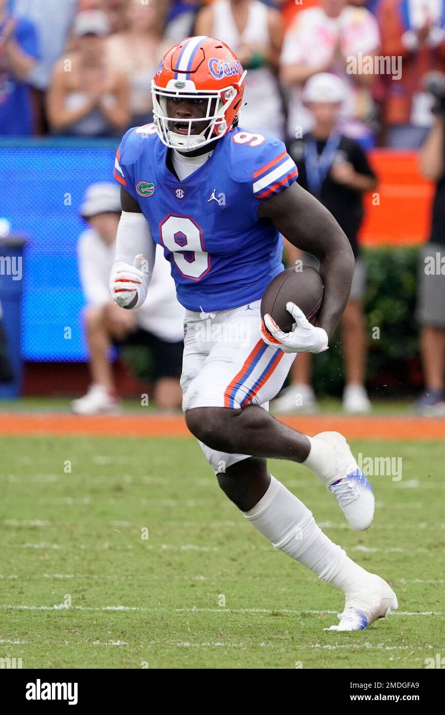 Florida tight end Keon Zipperer (9) runs against Alabama during the ...