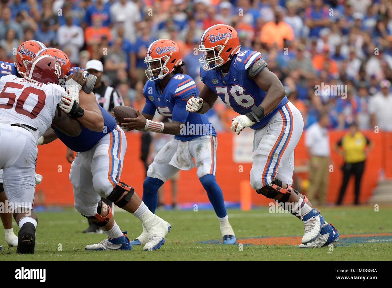 Florida offensive lineman Richard Gouraige (76) sets up to block during ...
