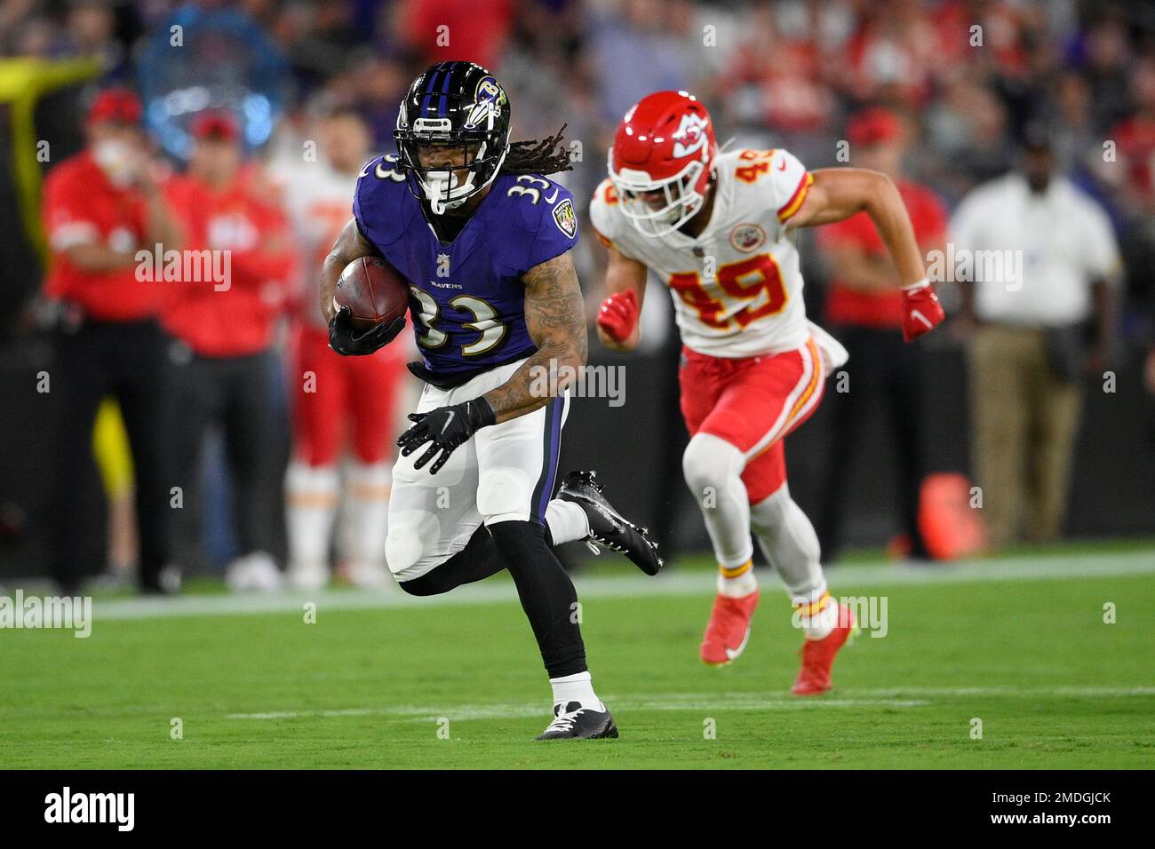 Baltimore Ravens running back Devonta Freeman (33) runs with the ball ...