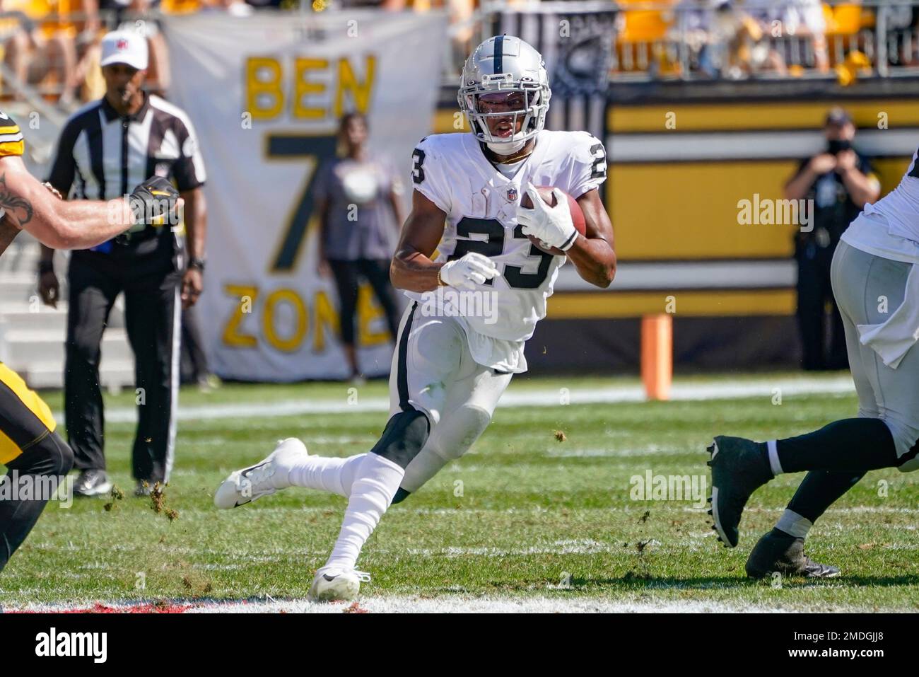 Las Vegas Raiders running back Kenyan Drake (23) plays against the ...