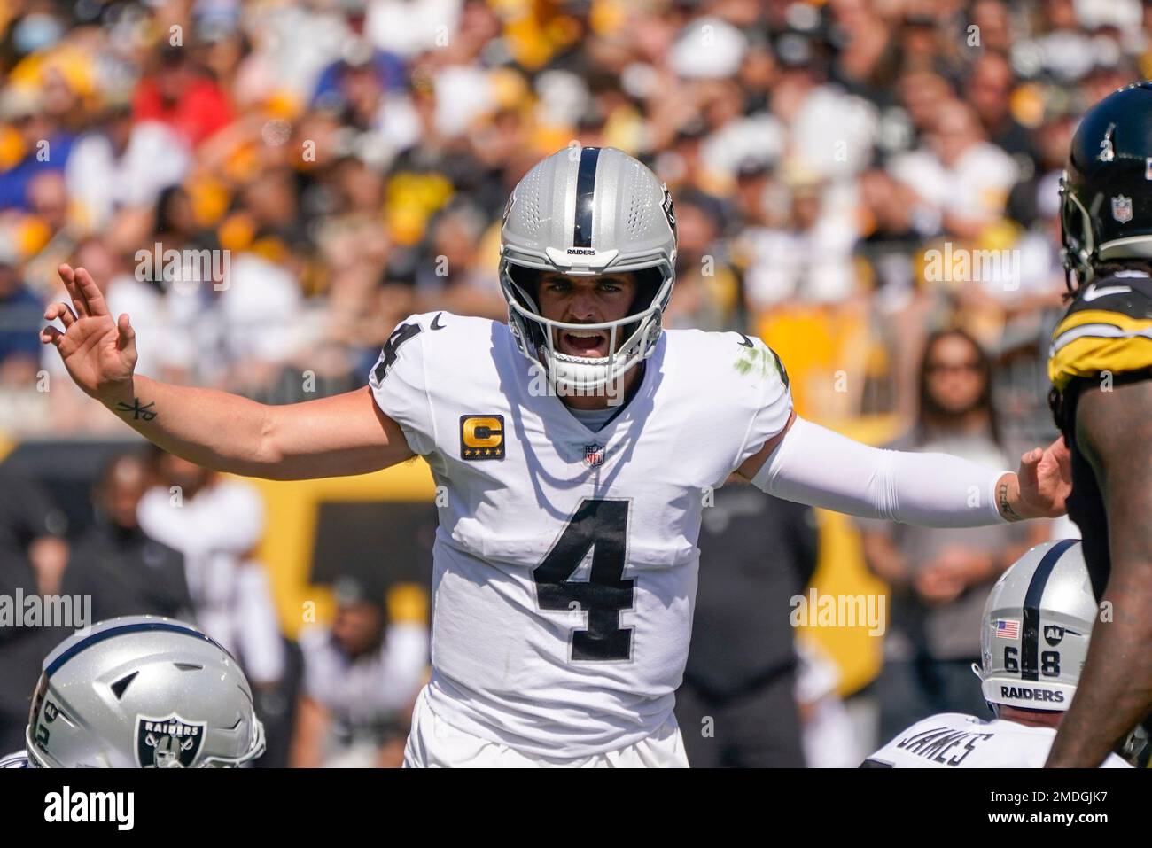 Las Vegas Raiders quarterback Derek Carr (4) plays against the ...