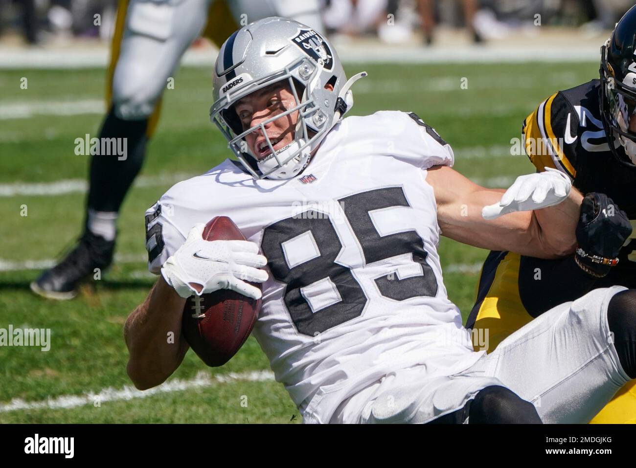 Las Vegas Raiders tight end Derek Carrier (85) plays against the ...
