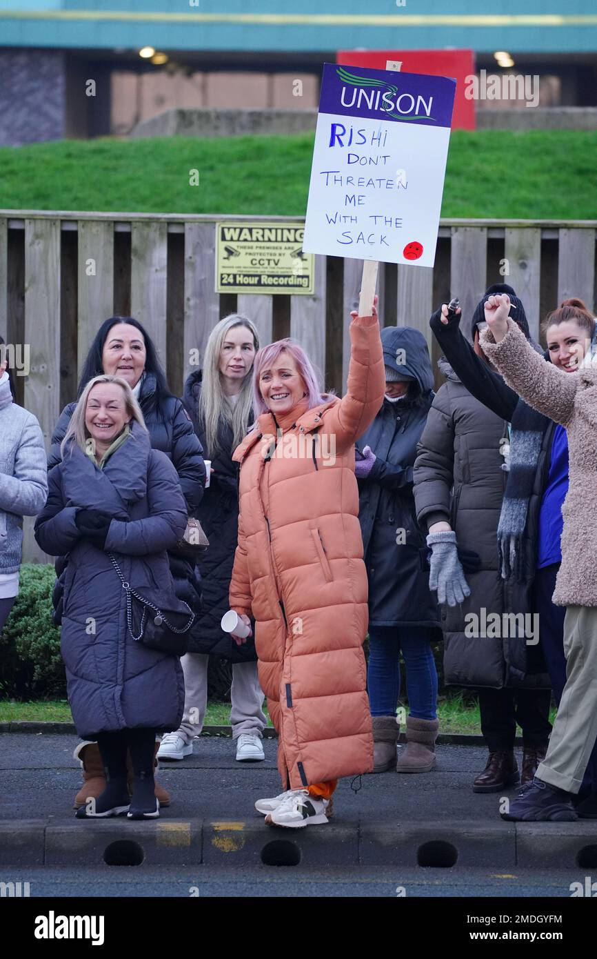 Ambulance workers on the picket line outside Aintree University ...