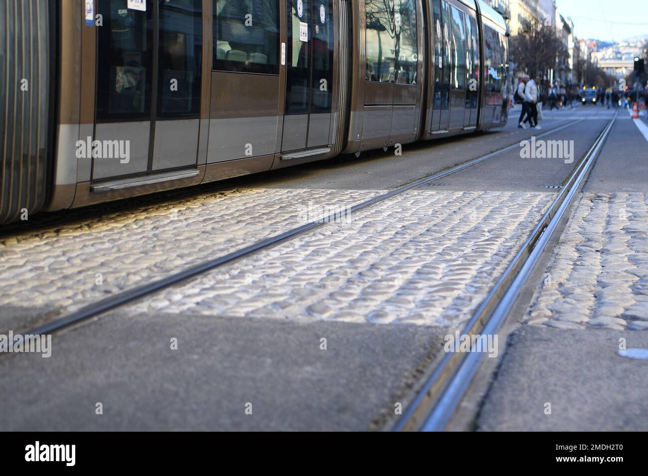 The city of Nice is launching a new pavement to discourage cyclists ...