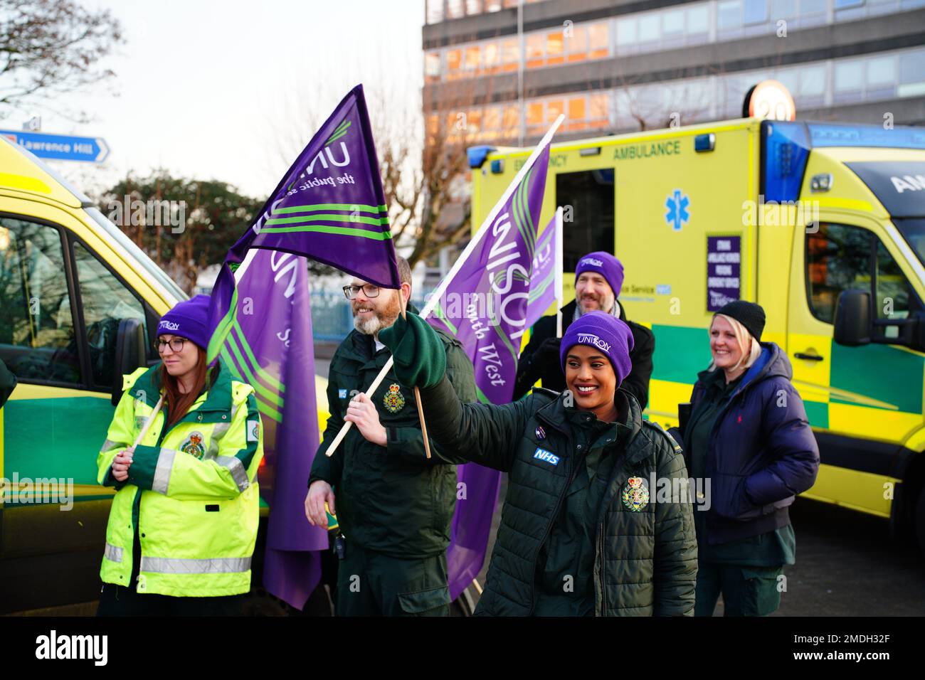 Ambulance workers on the picket line outside Croydon Street Ambulance ...
