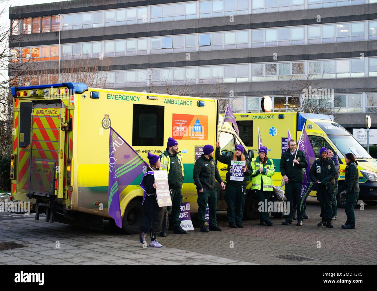 Ambulance workers on the picket line outside Croydon Street Ambulance ...