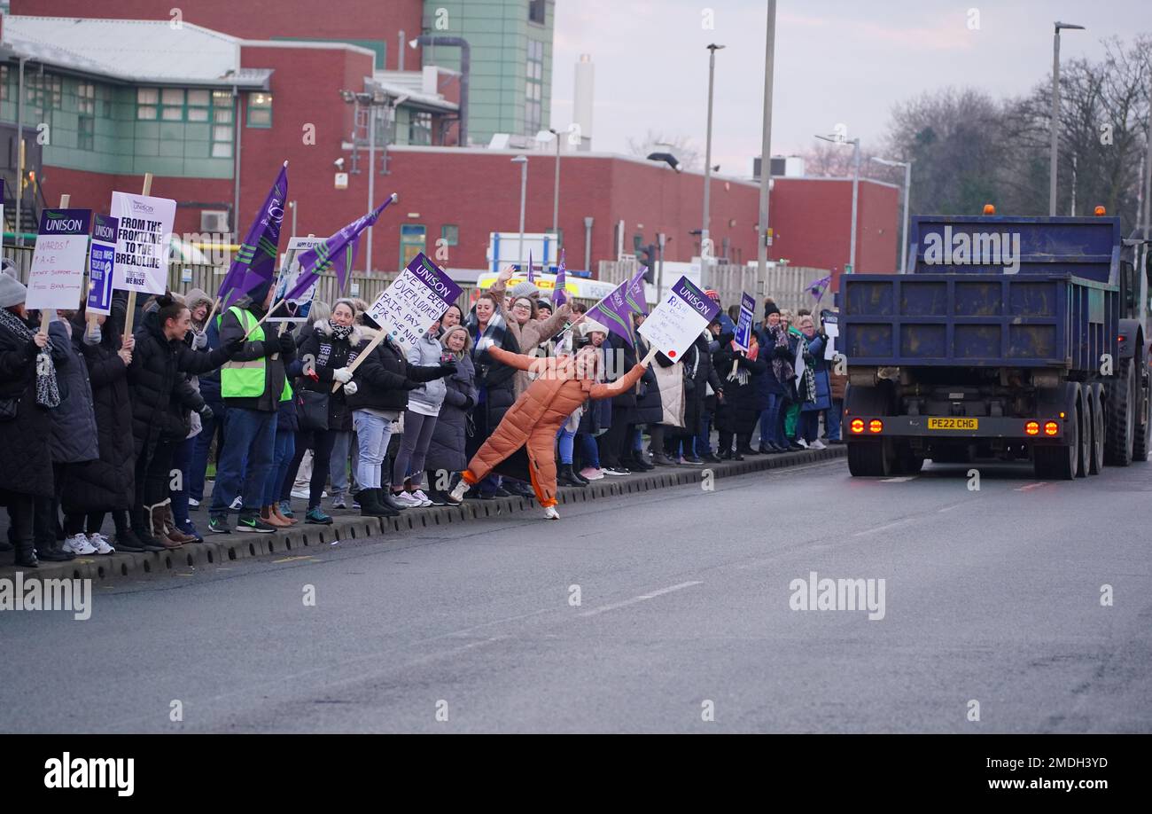 Ambulance workers on the picket line outside Aintree University ...
