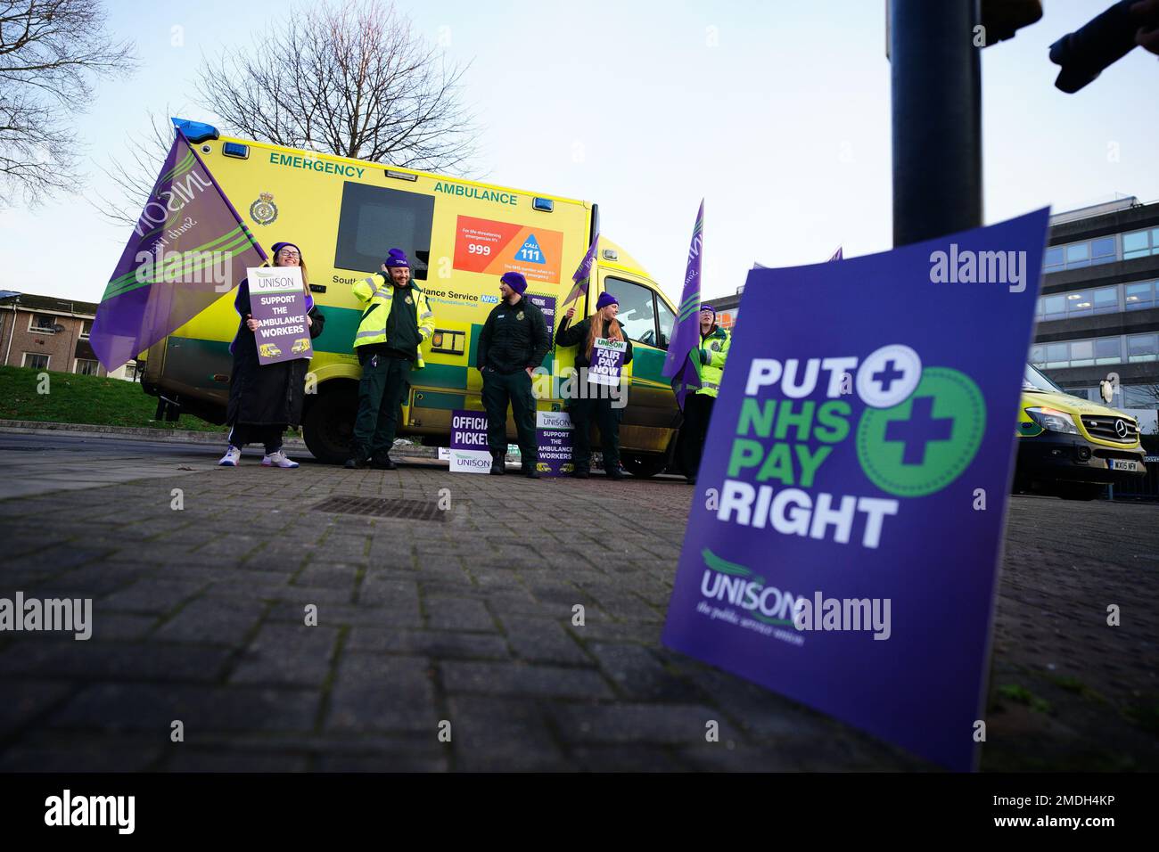 Ambulance workers on the picket line outside Croydon Street Ambulance ...