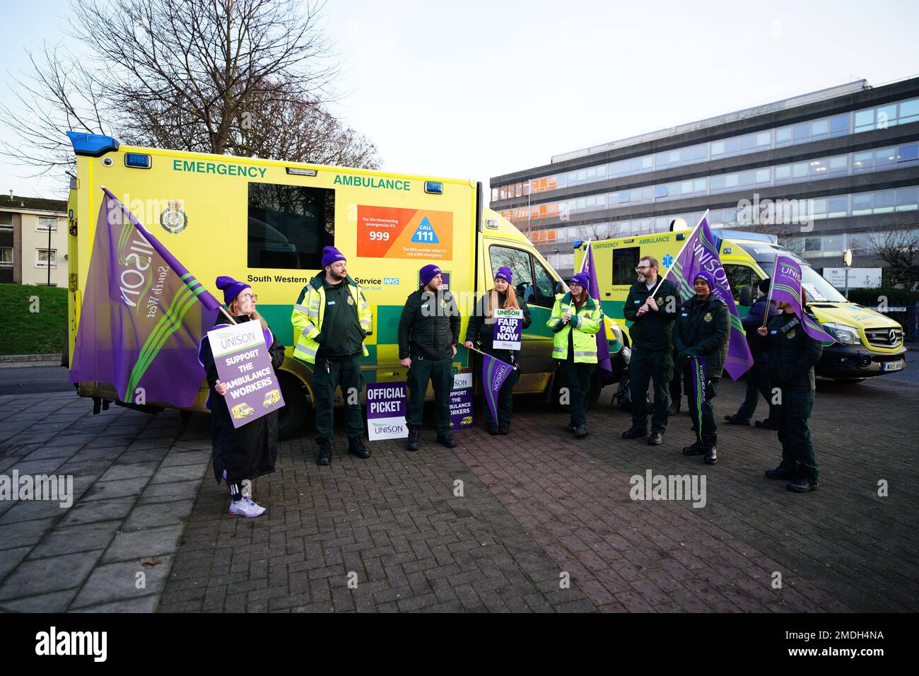 Ambulance workers on the picket line outside Croydon Street Ambulance ...