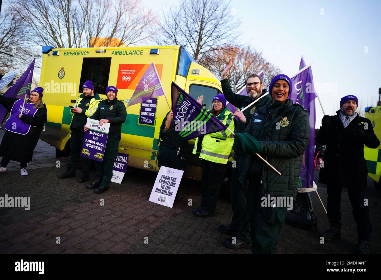 Ambulance workers on the picket line outside Croydon Street Ambulance ...