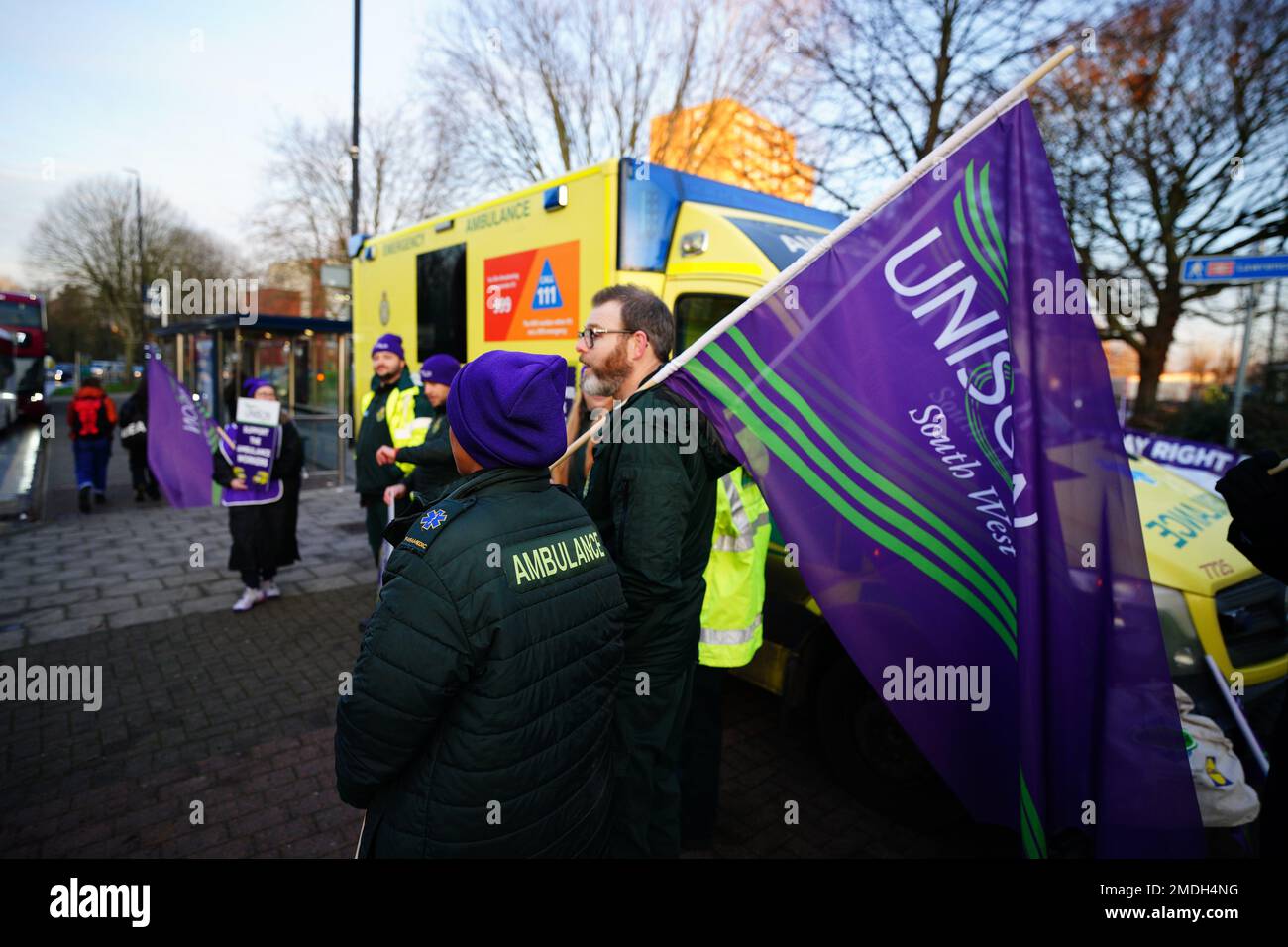 Ambulance workers on the picket line outside Croydon Street Ambulance ...