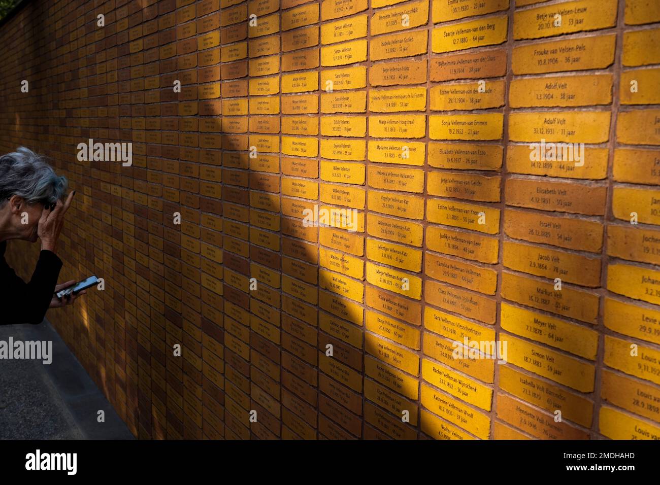 People look for name stones of relatives after King Willem-Alexander ...