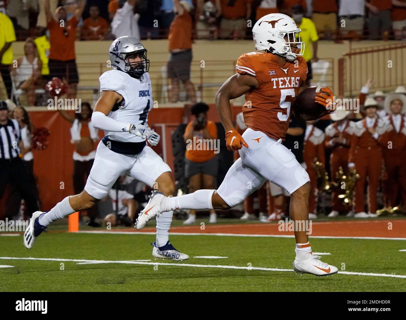 Texas running back Bijan Robinson (5) runs past Rice defensive back ...