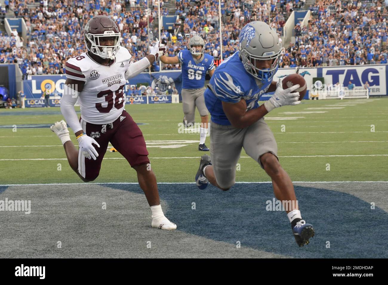 Memphis wide receiver Calvin Austin III (4) makes a reception for a ...