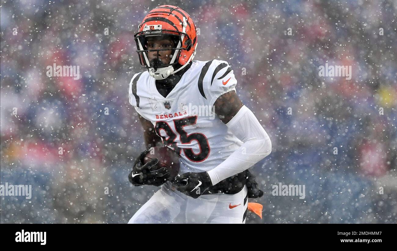 Cincinnati Bengals wide receiver Tee Higgins (85) carries the ball ...